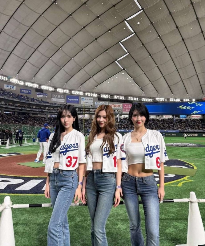 スタイルエグすぎ!MISAMO、美貌際立つ"へそ出し"ルックで東京ドームでの始球式に降臨(1ページ目) - デイリーニュースオンライン