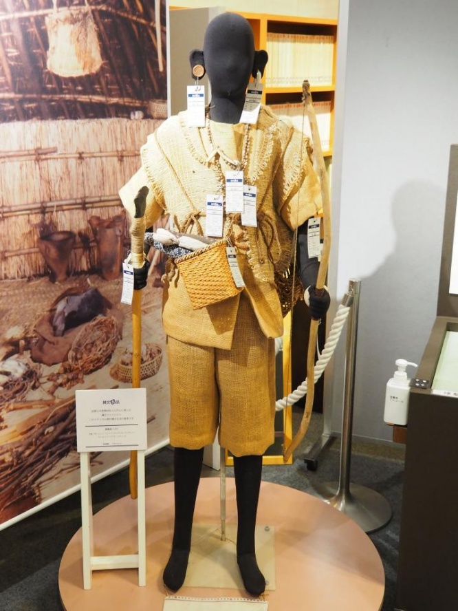 無印...ではなく「縄文良品」 古代人のファッションがオシャレに見える魔法のタグがこちら - デイリーニュースオンライン