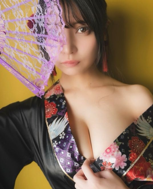 【似鳥沙也加】色気満点｢花魁にとりん｣ 鮮やかな着物から豊満バストを露わにのぞかせるセクシーショットを披露(1ページ目) - デイリーニュースオンライン
