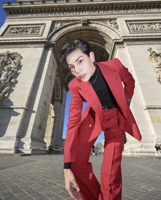 Snow Man･ラウール、パリで撮影された美しすぎるショットが“まるで彫刻”と話題に(1ページ目) - デイリーニュースオンライン