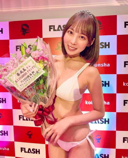 葵成美、白のビキニ姿で『ミスFLASH2025』グランプリ受賞を報告(1ページ目) - デイリーニュースオンライン