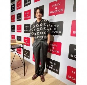 大注目の木戸大聖、オフショット公開！1st写真集『HANA-UTA』"お渡し&チェキ会"(1ページ目) - デイリーニュースオンライン