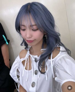 ”吹っ切れた女の顔！？”miwa、大胆肩出しトップスでブルーヘアカラーのイメチェン姿に反響(1ページ目) - デイリーニュースオンライン