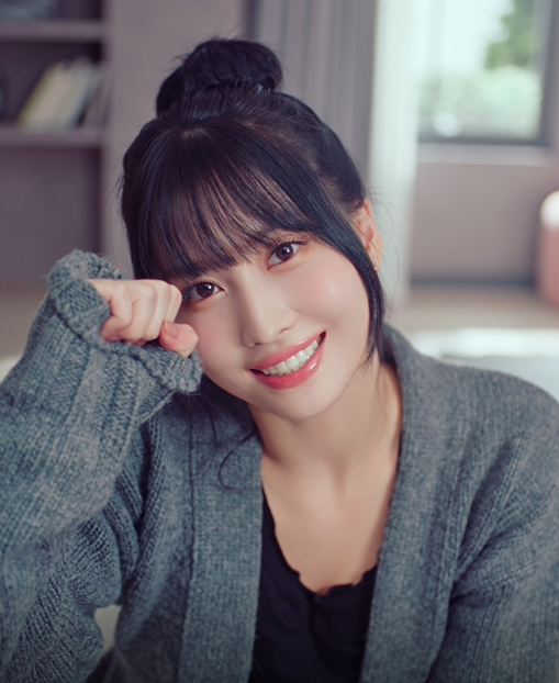 TWICE MOMO キュートなパジャマ姿でバルーンダンスを披露 CMシリーズ第2弾公開！ MOMOは「メディキュットは昔から使っていて ...